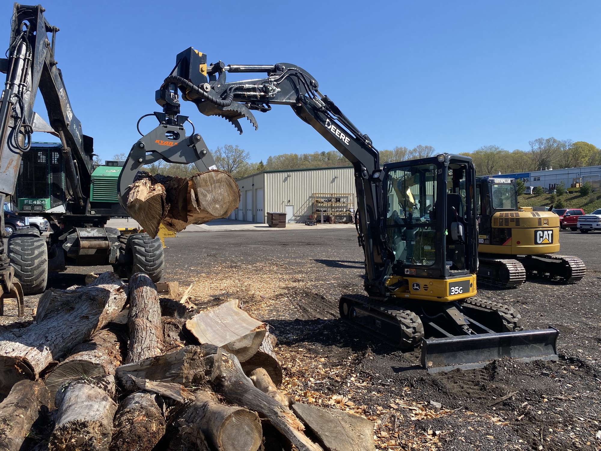 Grapples & Grapple Saws | Material handling loaders for all needs